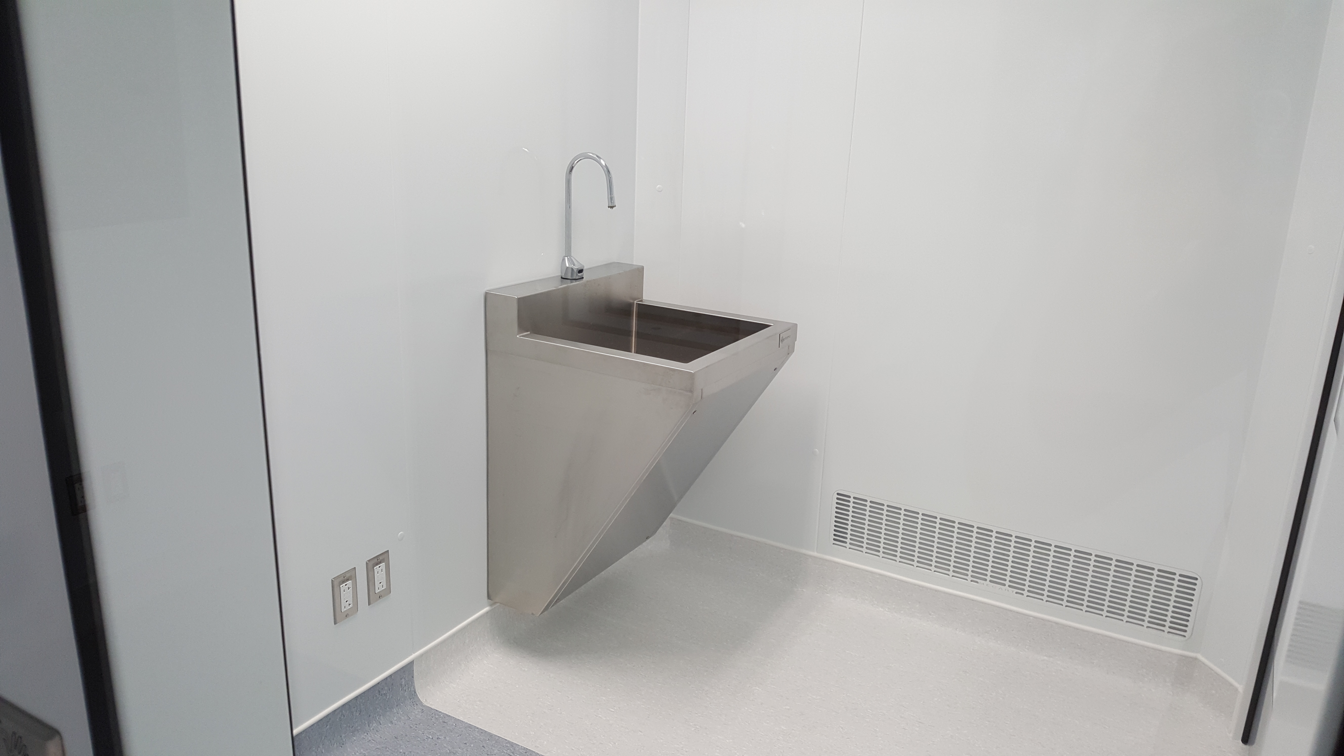 ISO 7 Sterile Compounding Cleanroom | MECART Cleanrooms